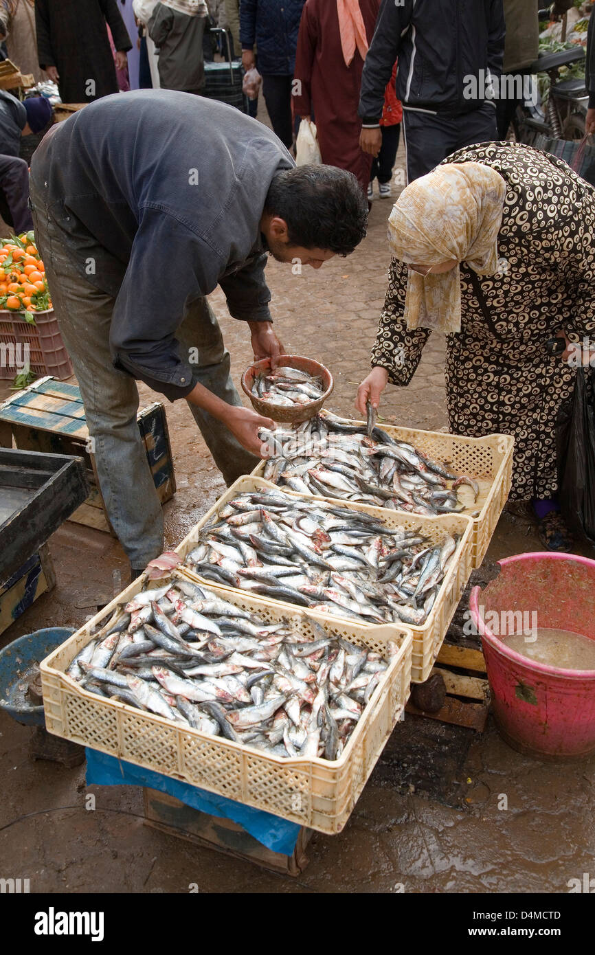 Africa fish market selling hi-res stock photography and images - Alamy