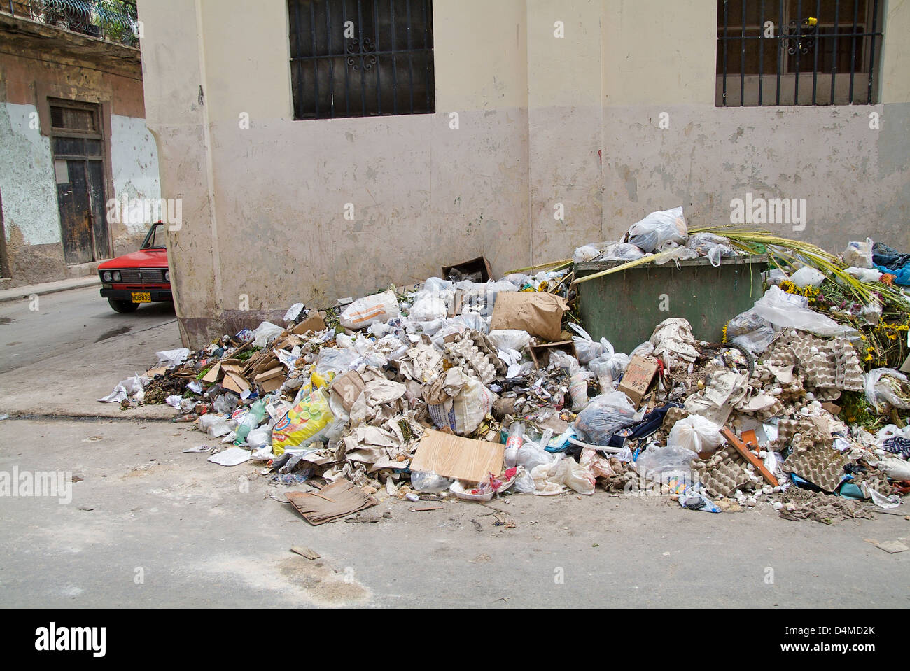 Havana, Cuba, garbage on the roadside of Centro Habana Stock Photo - Alamy