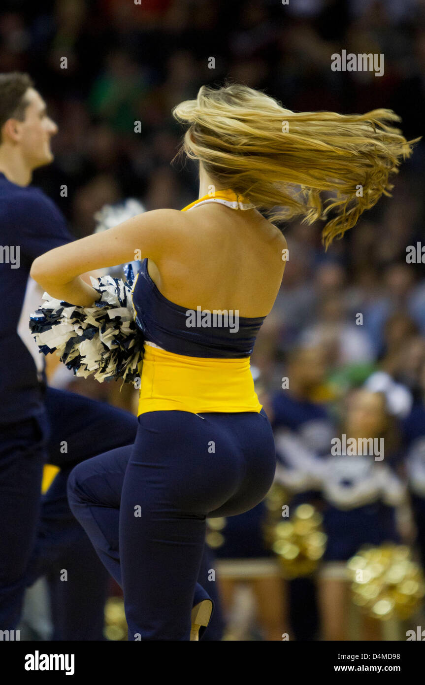 Akron zips cheerleader hi-res stock photography and images - Alamy