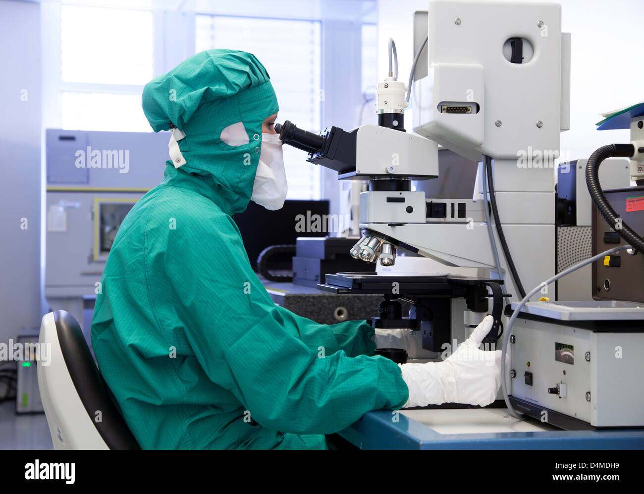 Technologist with microscope hi-res stock photography and images - Alamy