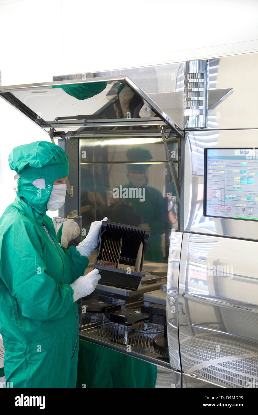 Clean room for microchip hi-res stock photography and images - Alamy