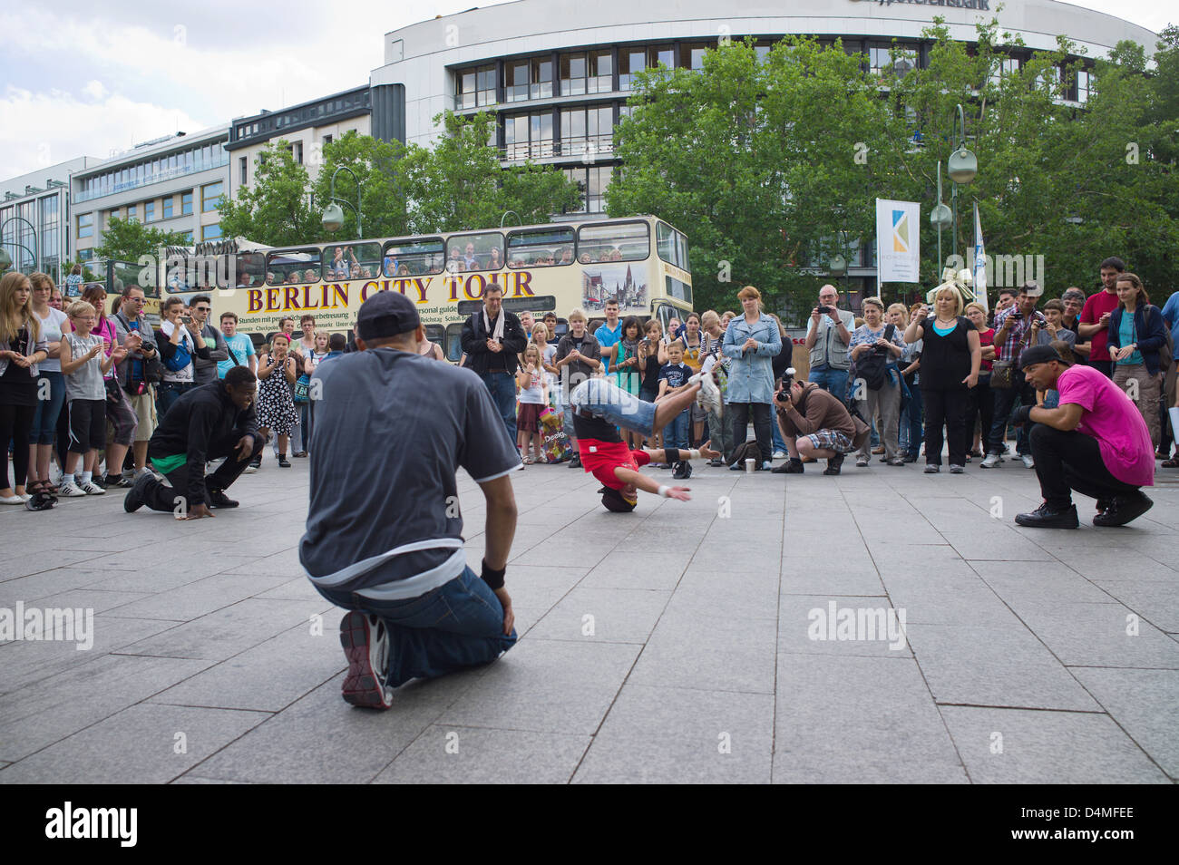 Breakdancers hi-res stock photography and images - Alamy