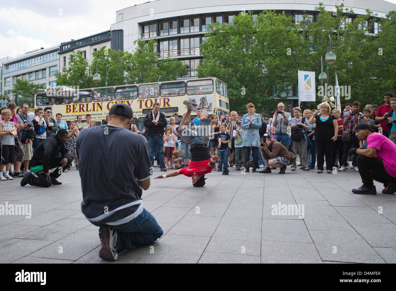 Breakdancers group hi-res stock photography and images - Alamy