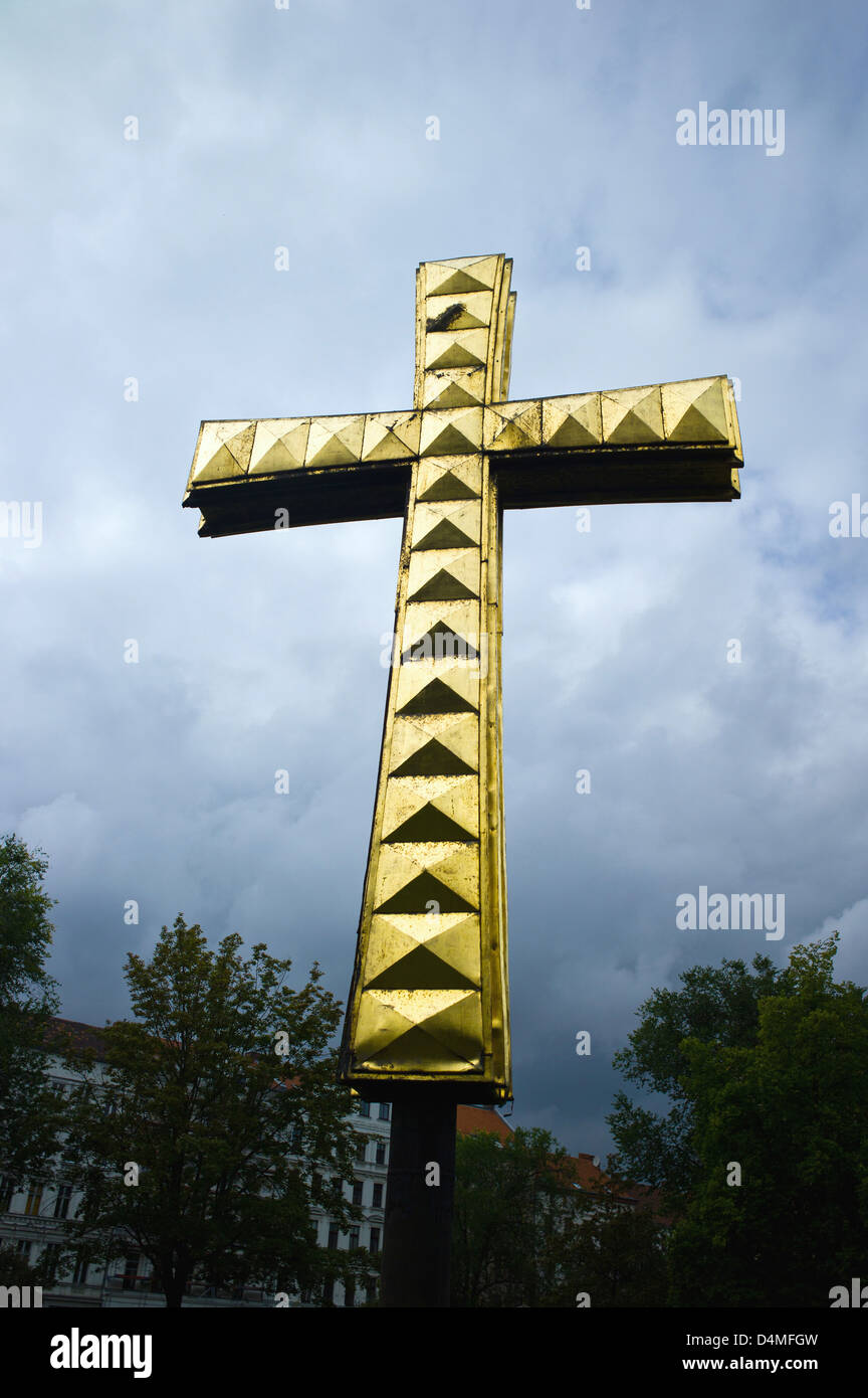 German cross in gold hi-res stock photography and images - Alamy