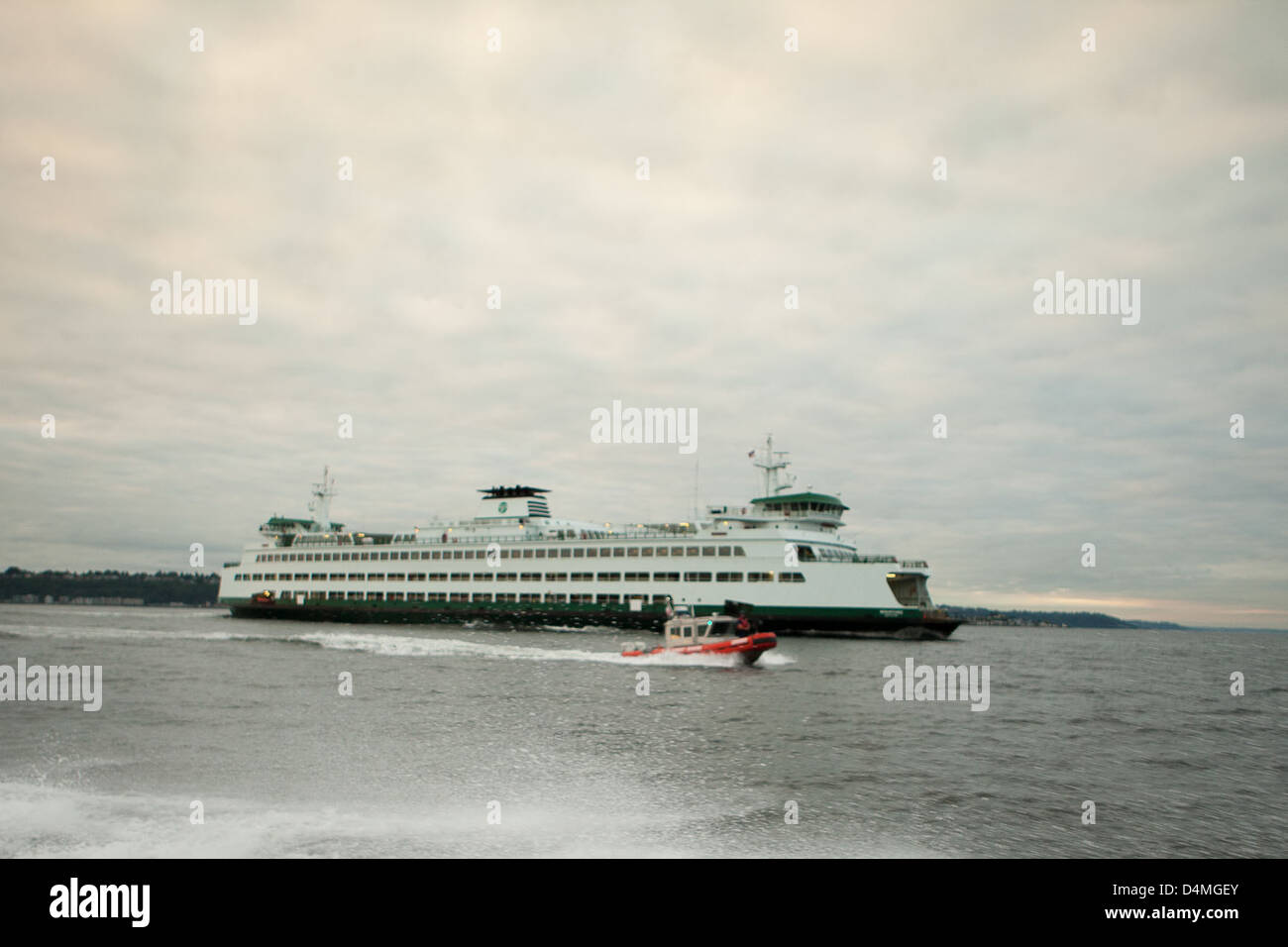 Coast guard personnel operate hi-res stock photography and images - Alamy