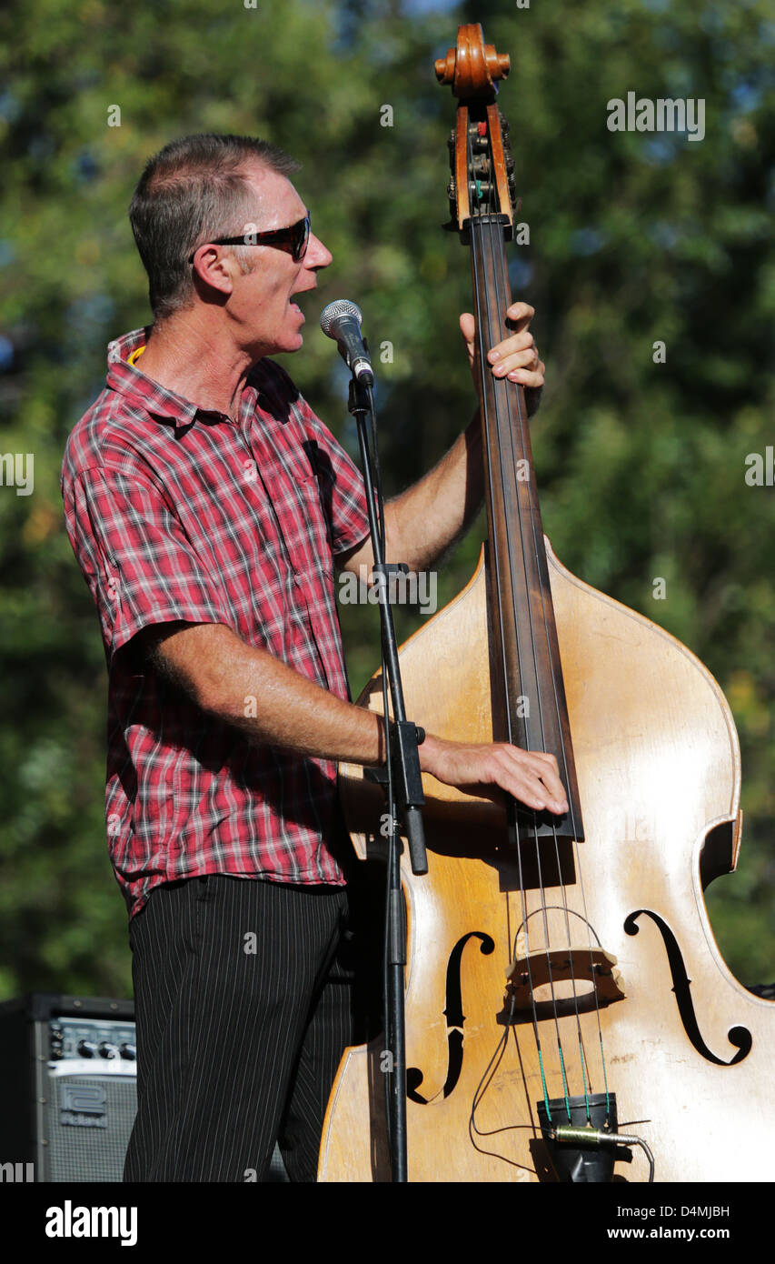 Bass band hi-res stock photography and images - Alamy