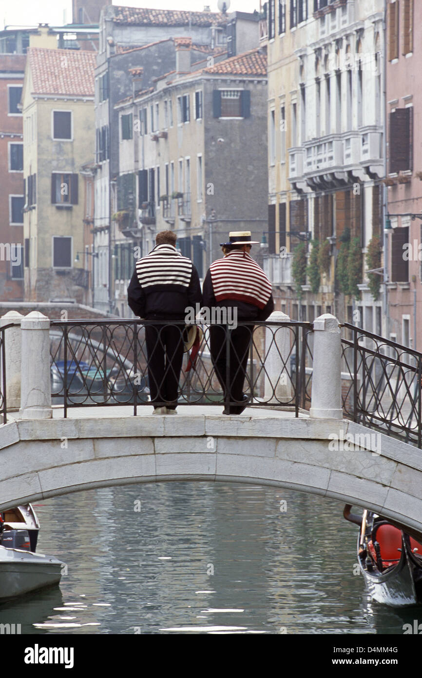 Bridge and gondoliers, Venice, Italy Stock Photo - Alamy
