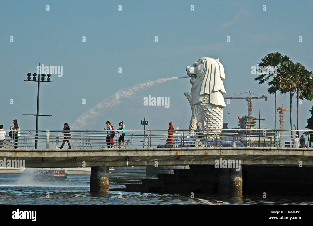 The Merlion from the river. Singapore Stock Photo - Alamy