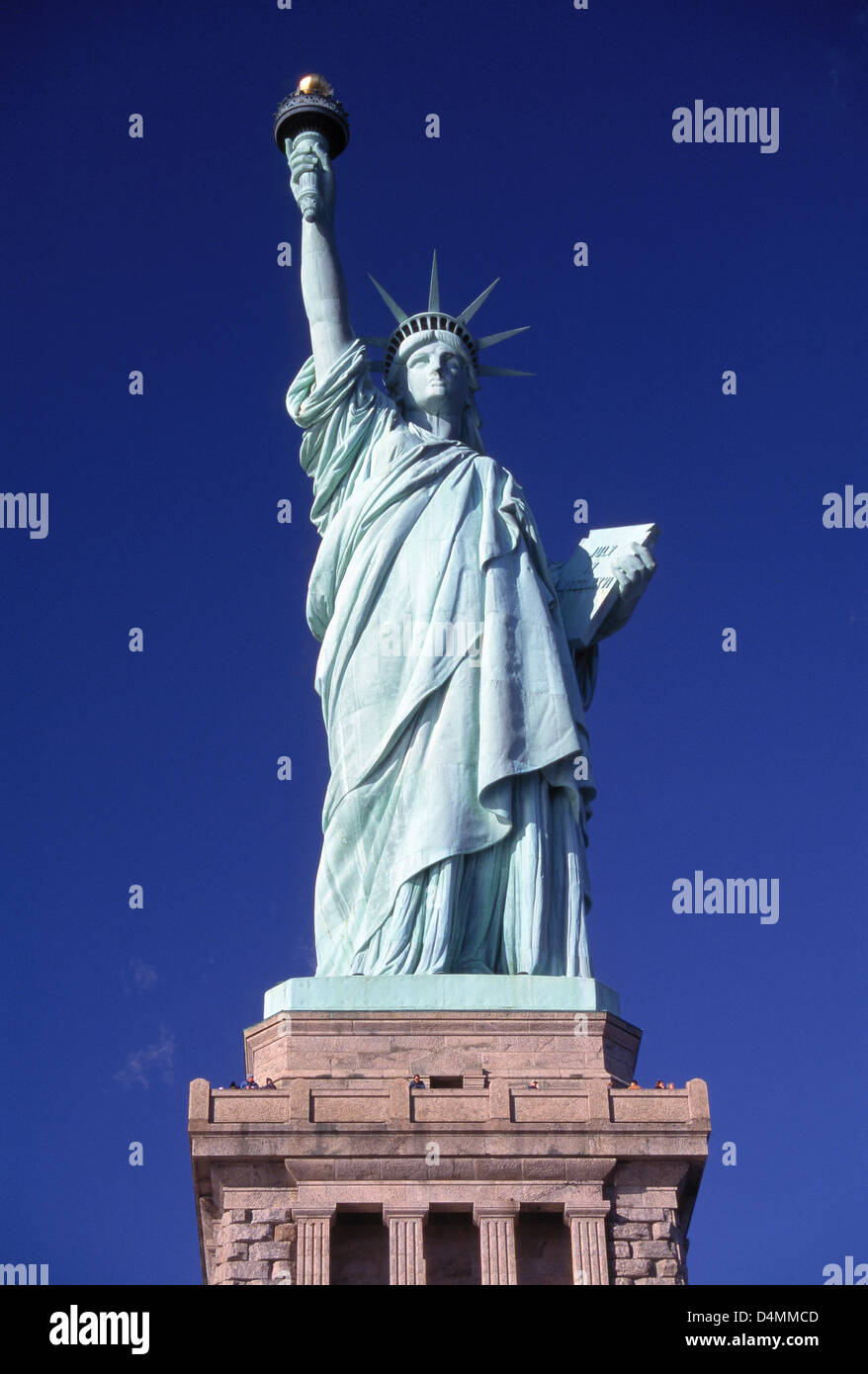 Standing proud statue hi-res stock photography and images - Alamy