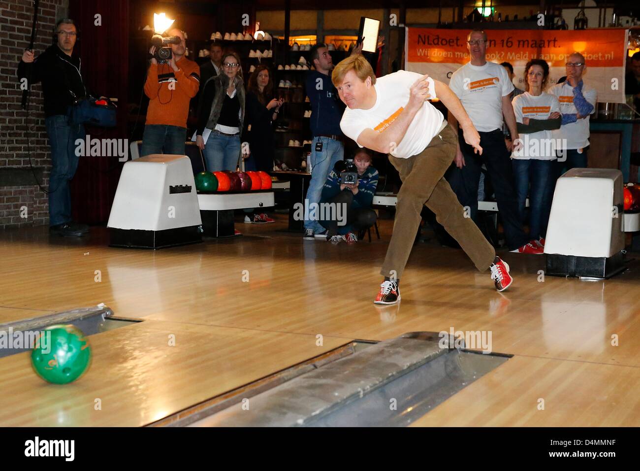 Dutch Crown Prince Willem-Alexander at the bowling alley with visitors ...