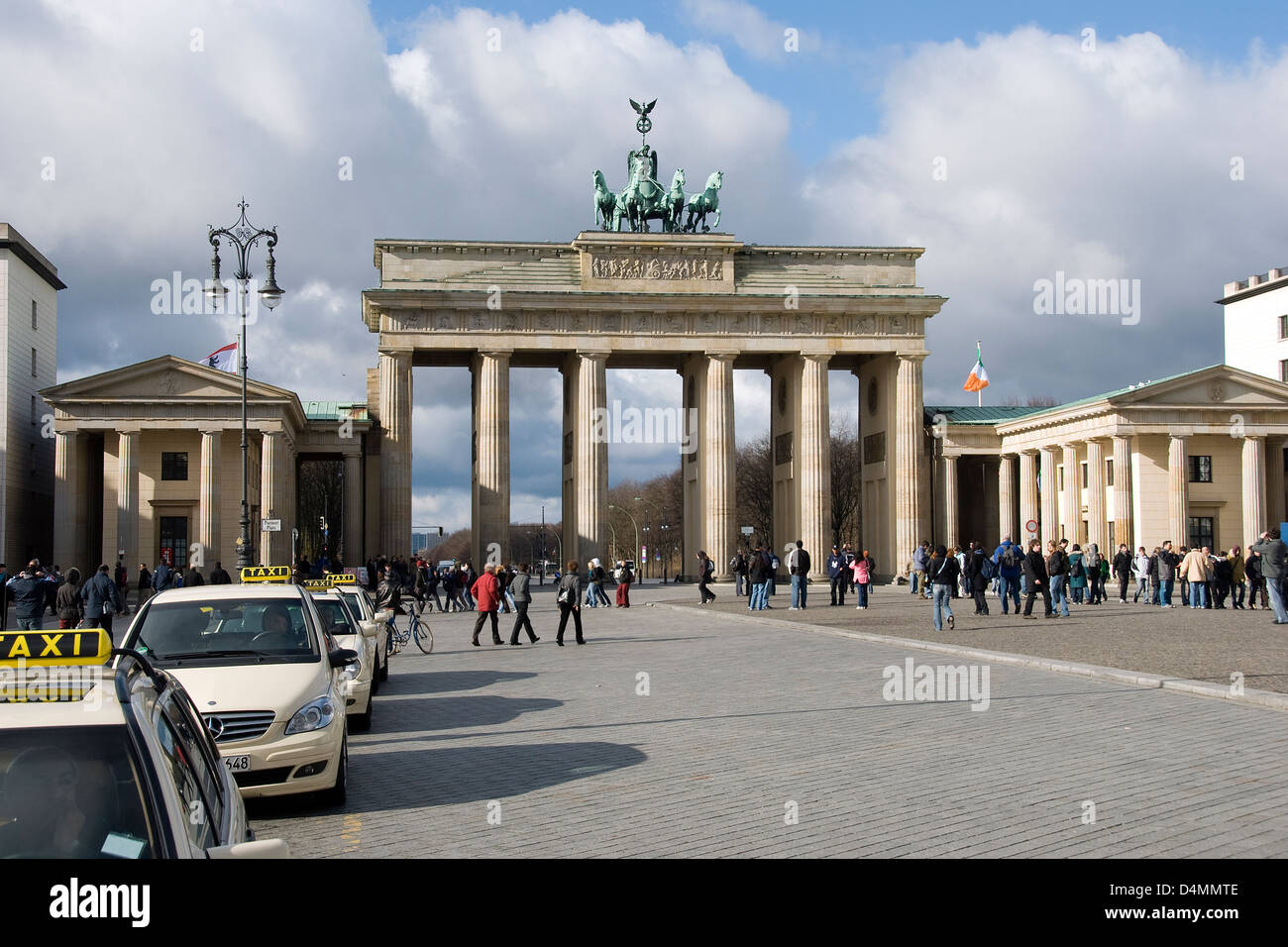 people walking at the brandenburger tor in Berlin Stock Photo - Alamy