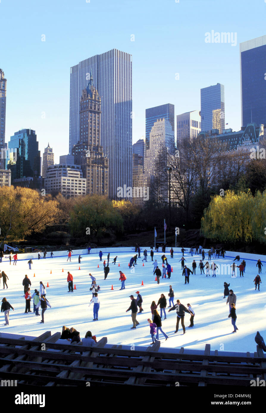 Community ice skating hi-res stock photography and images - Alamy