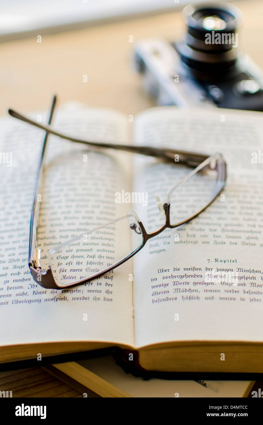 Vintage retro camera glasses hi-res stock photography and images - Alamy