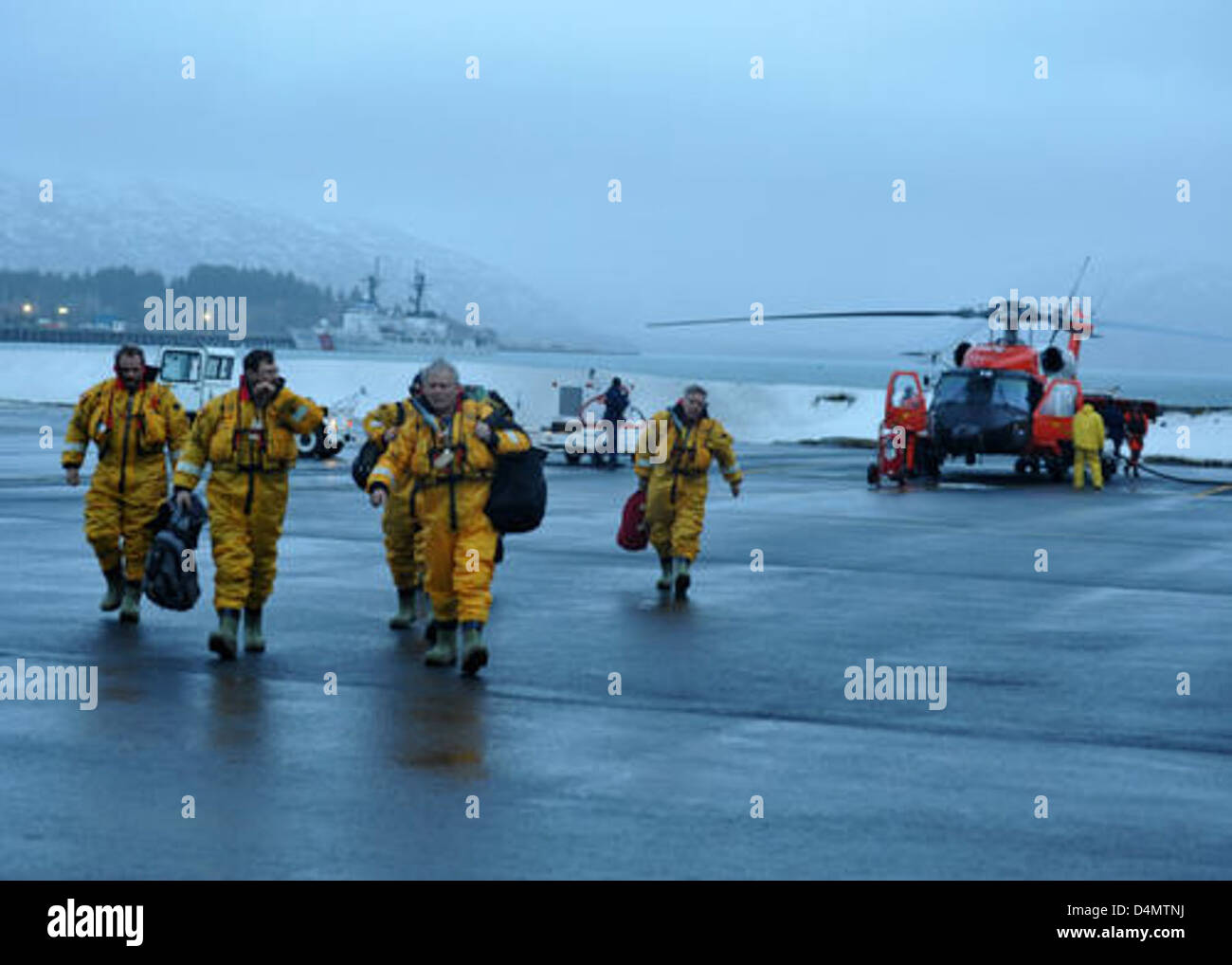 The U.S. Coast Guard successfully rescues the crew of the Kulluk oil ...