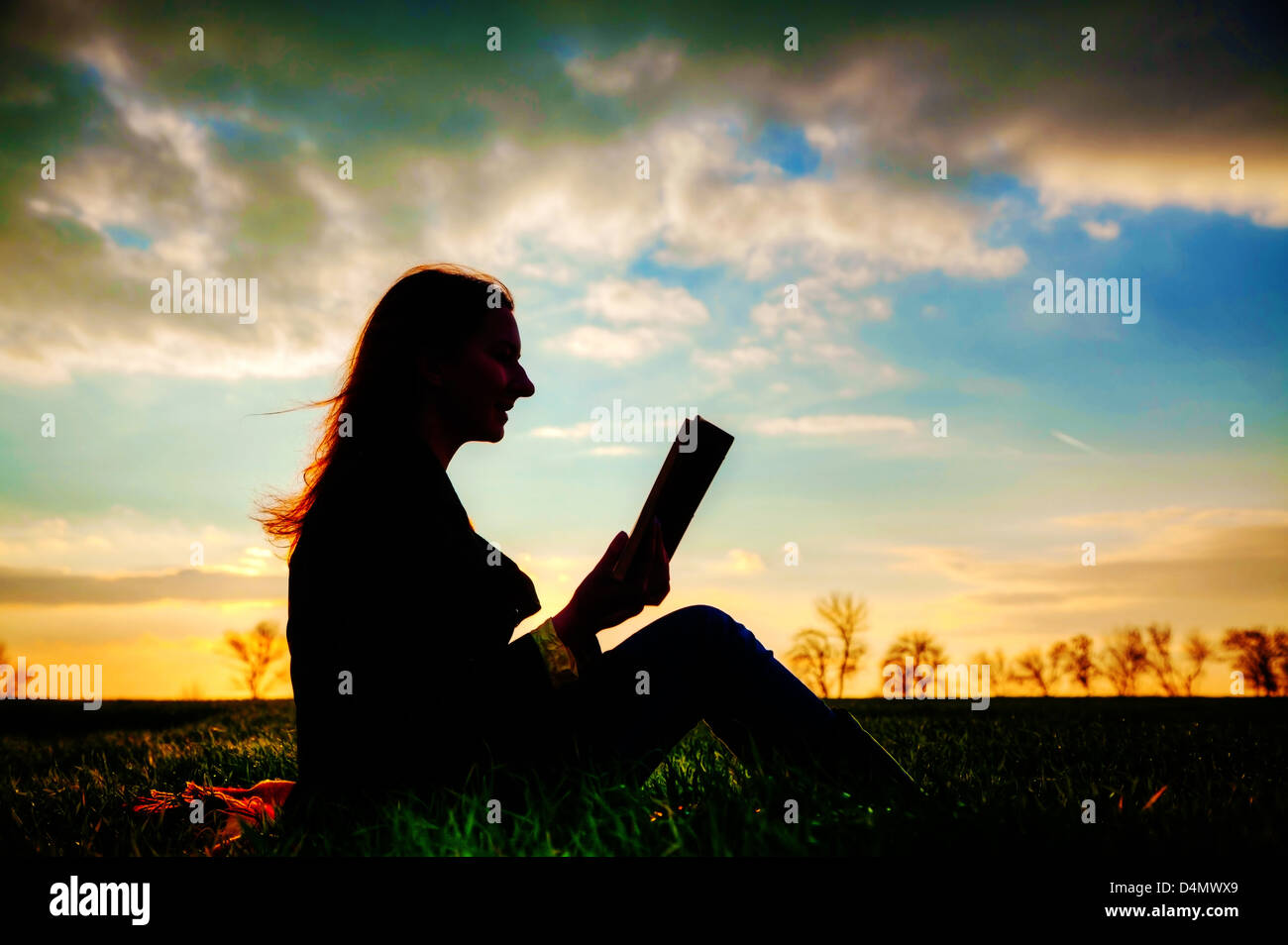 Silhouette girl reading book hi-res stock photography and images - Alamy