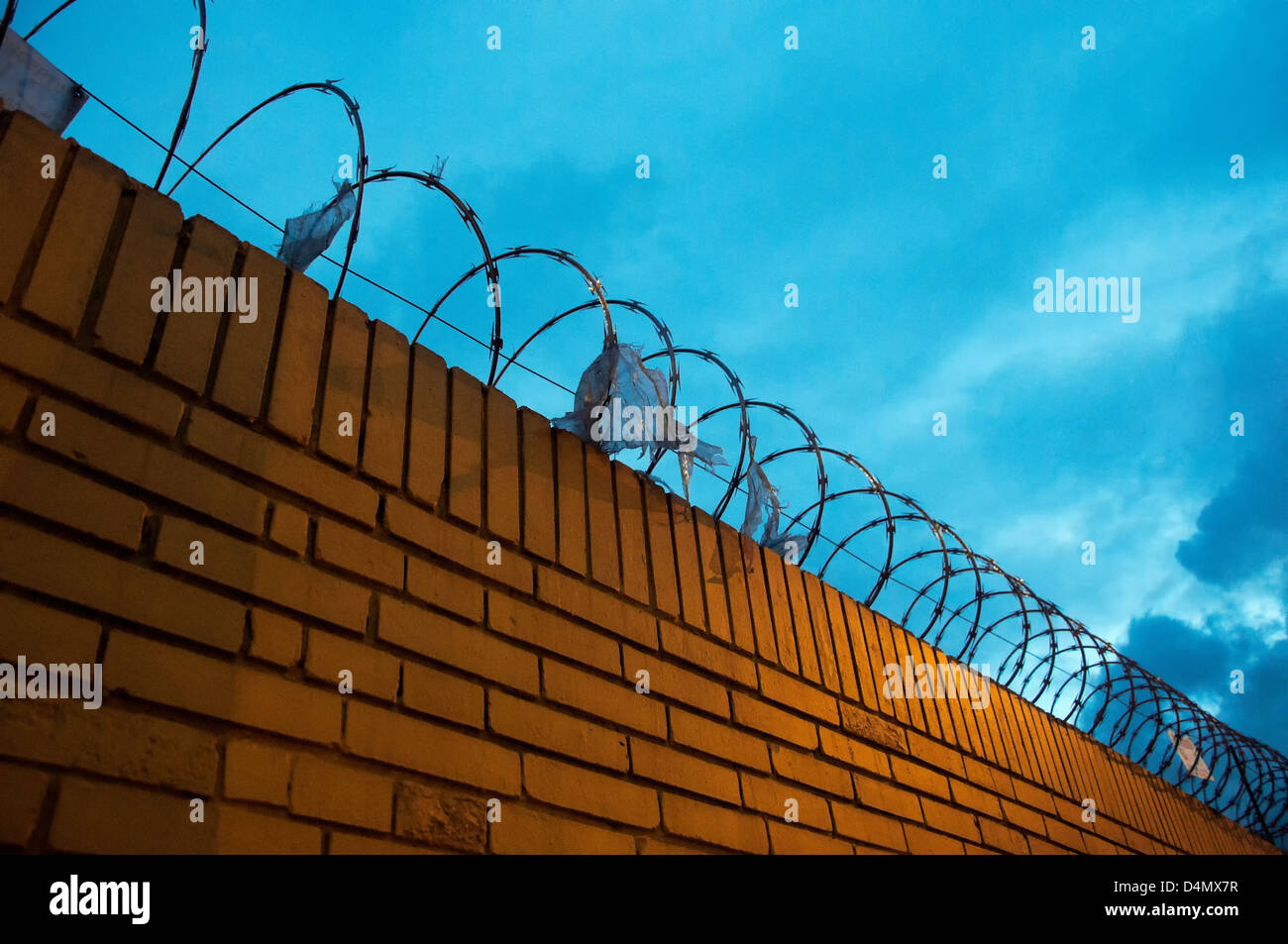 Barbed wire on brick wall hi-res stock photography and images - Alamy