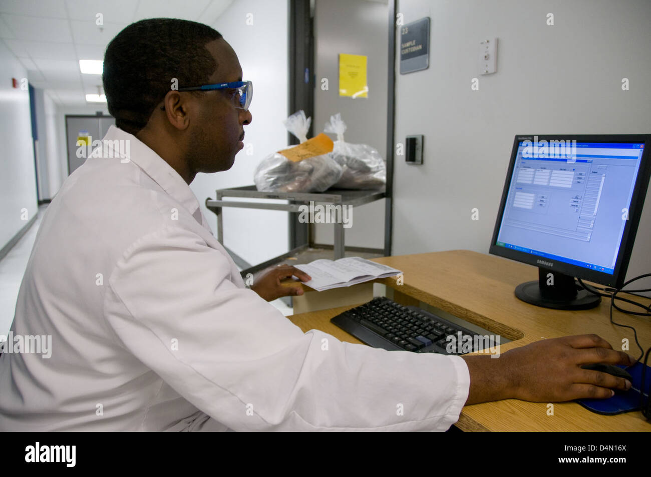 Food samples in laboratory hi-res stock photography and images - Alamy