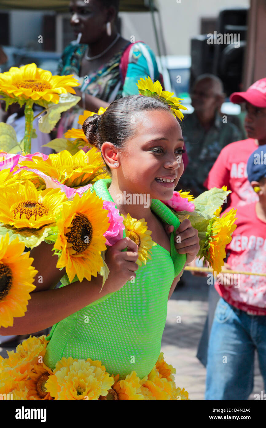 Children watch parade hi-res stock photography and images - Alamy