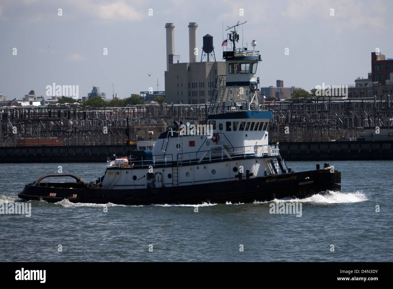 Pilot tugboat on the East River in New York Stock Photo - Alamy