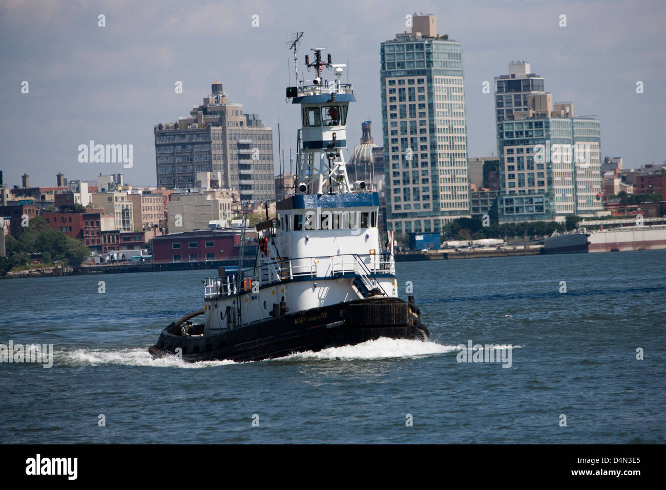 Pilot tugboat on the East River in New York Stock Photo - Alamy