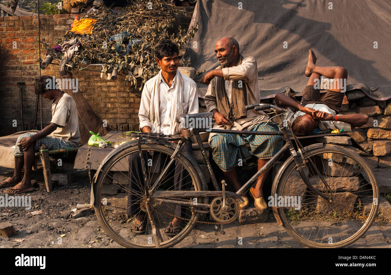 Indian poor people talking hi-res stock photography and images - Alamy