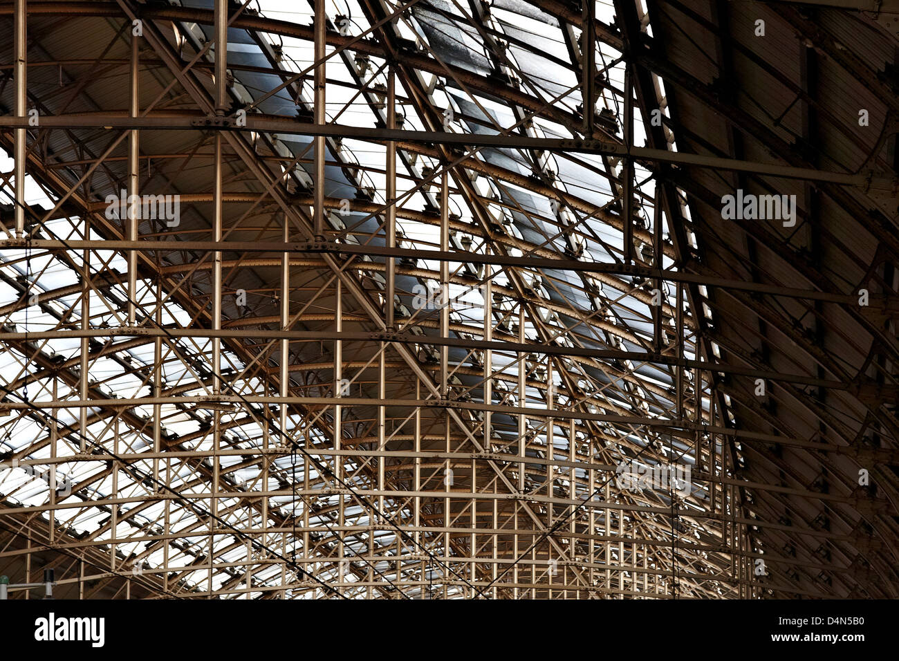Metal roof structure of Manchester Piccadilly rail station Stock Photo ...