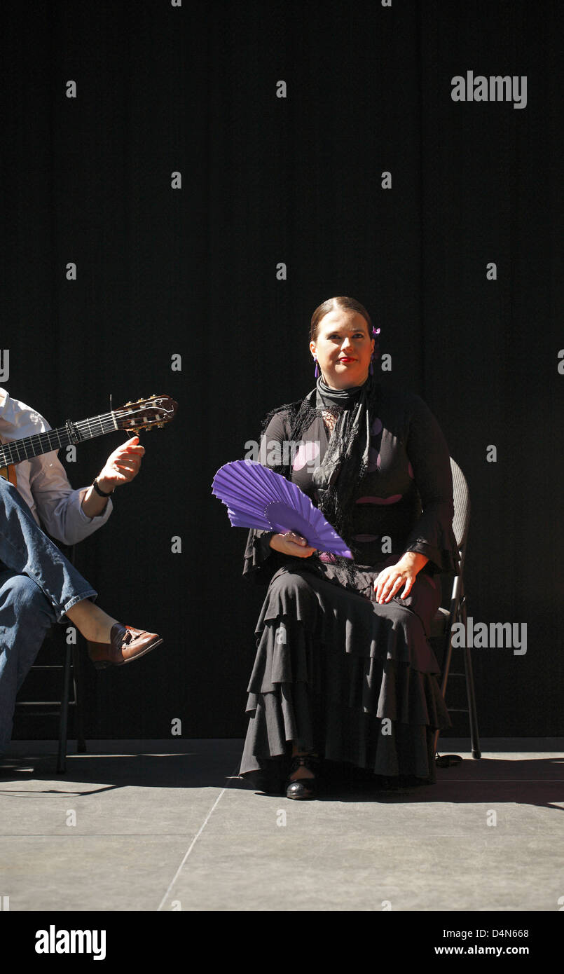 Flamenco dancing and guitar hi-res stock photography and images - Alamy