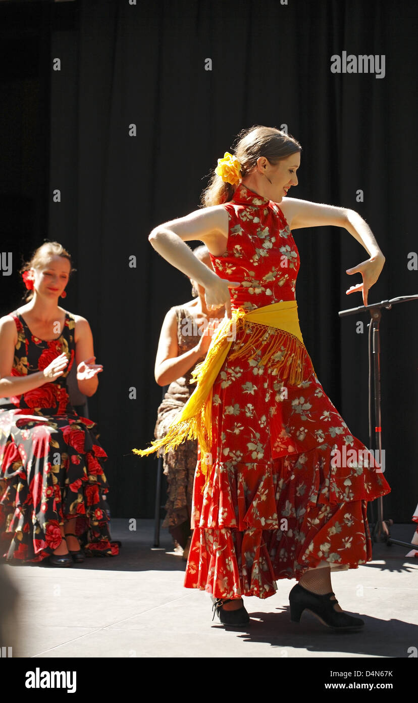 Spanish dance and group hi-res stock photography and images - Alamy