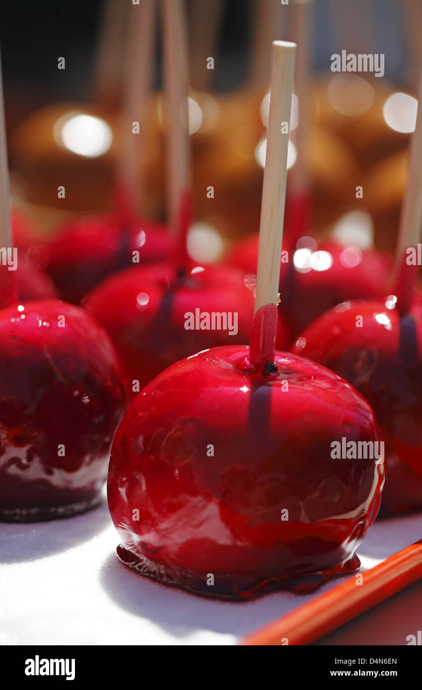 Red candy apples hi-res stock photography and images - Alamy