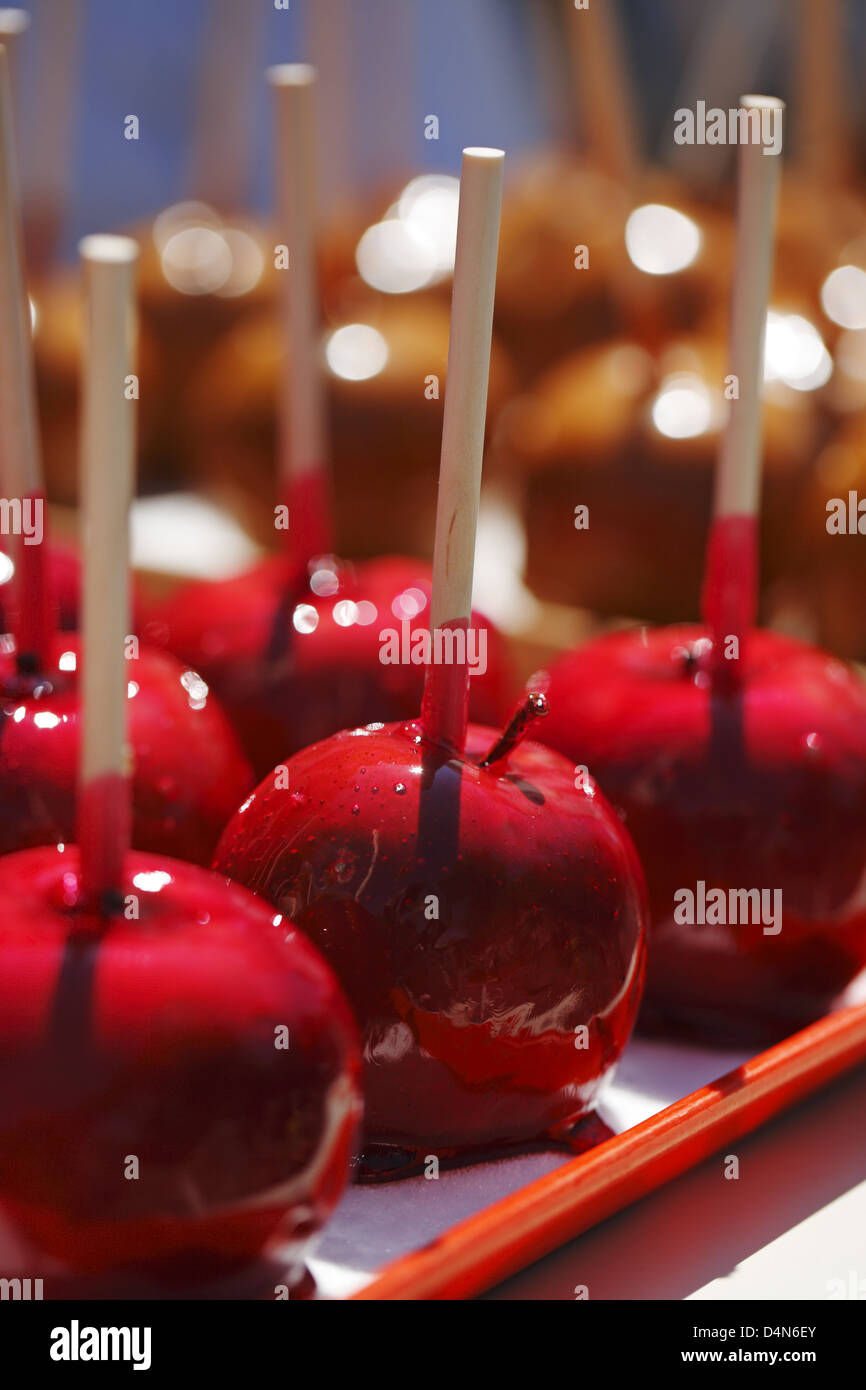 Red candy apples hi-res stock photography and images - Alamy
