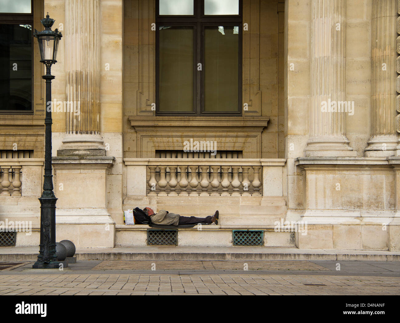 man sleeping at the louvre in paris Stock Photo - Alamy