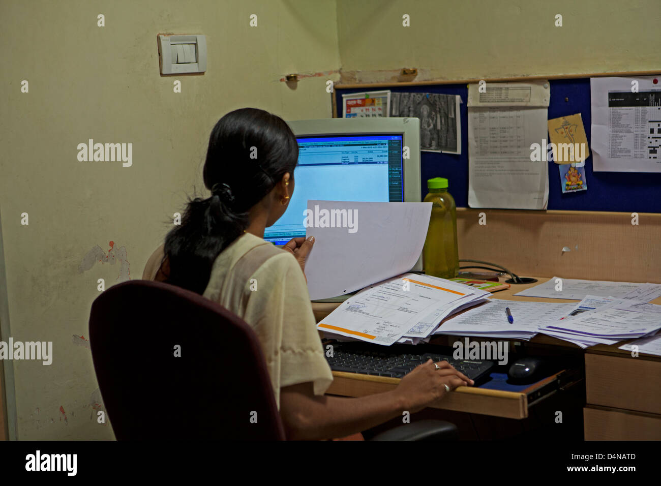 Inside an indian call center office hi-res stock photography and images ...