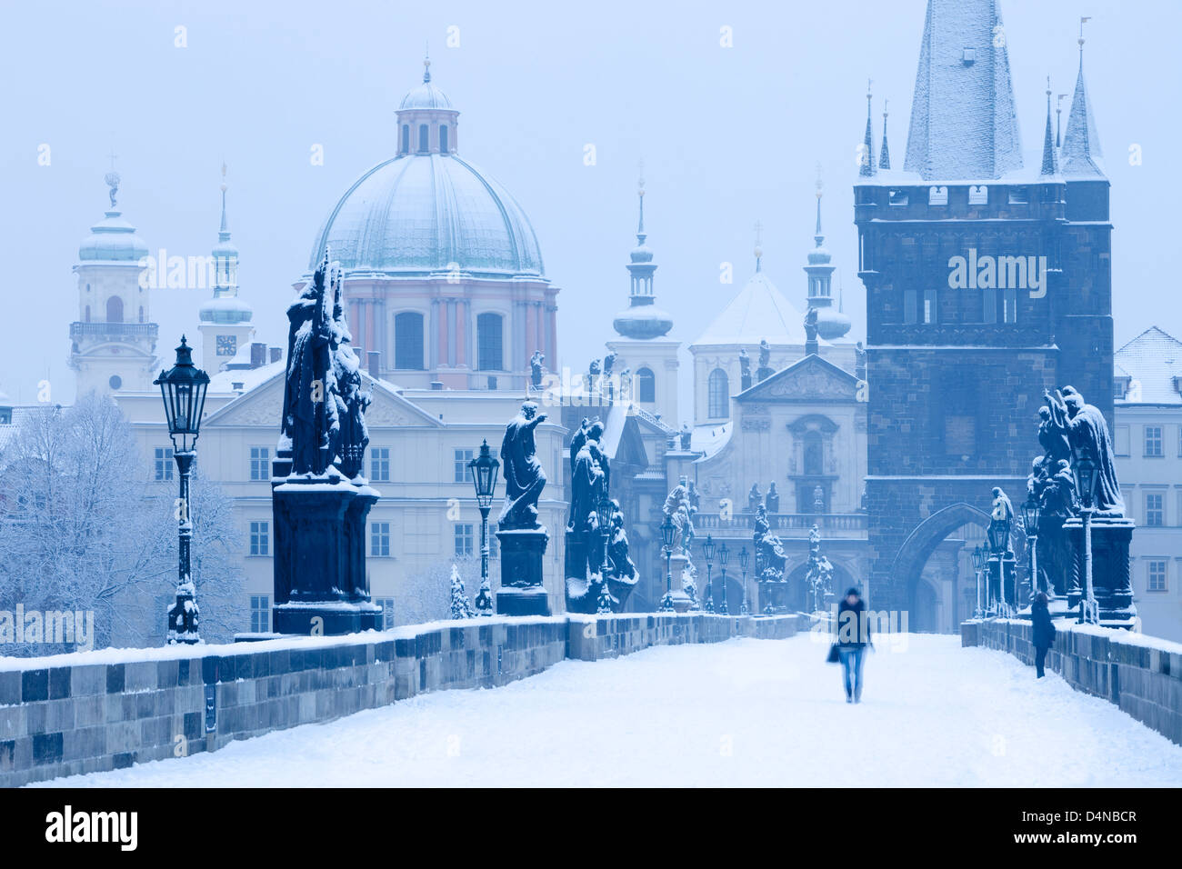 Winter prague charles bridge snow hi-res stock photography and images ...