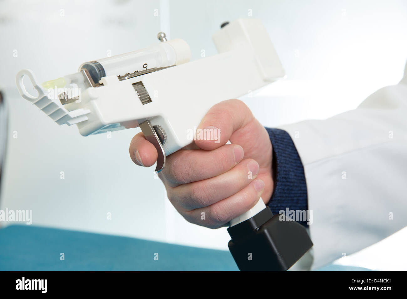 mesotherapy gun electronic with syringe on doctor hands Stock Photo - Alamy