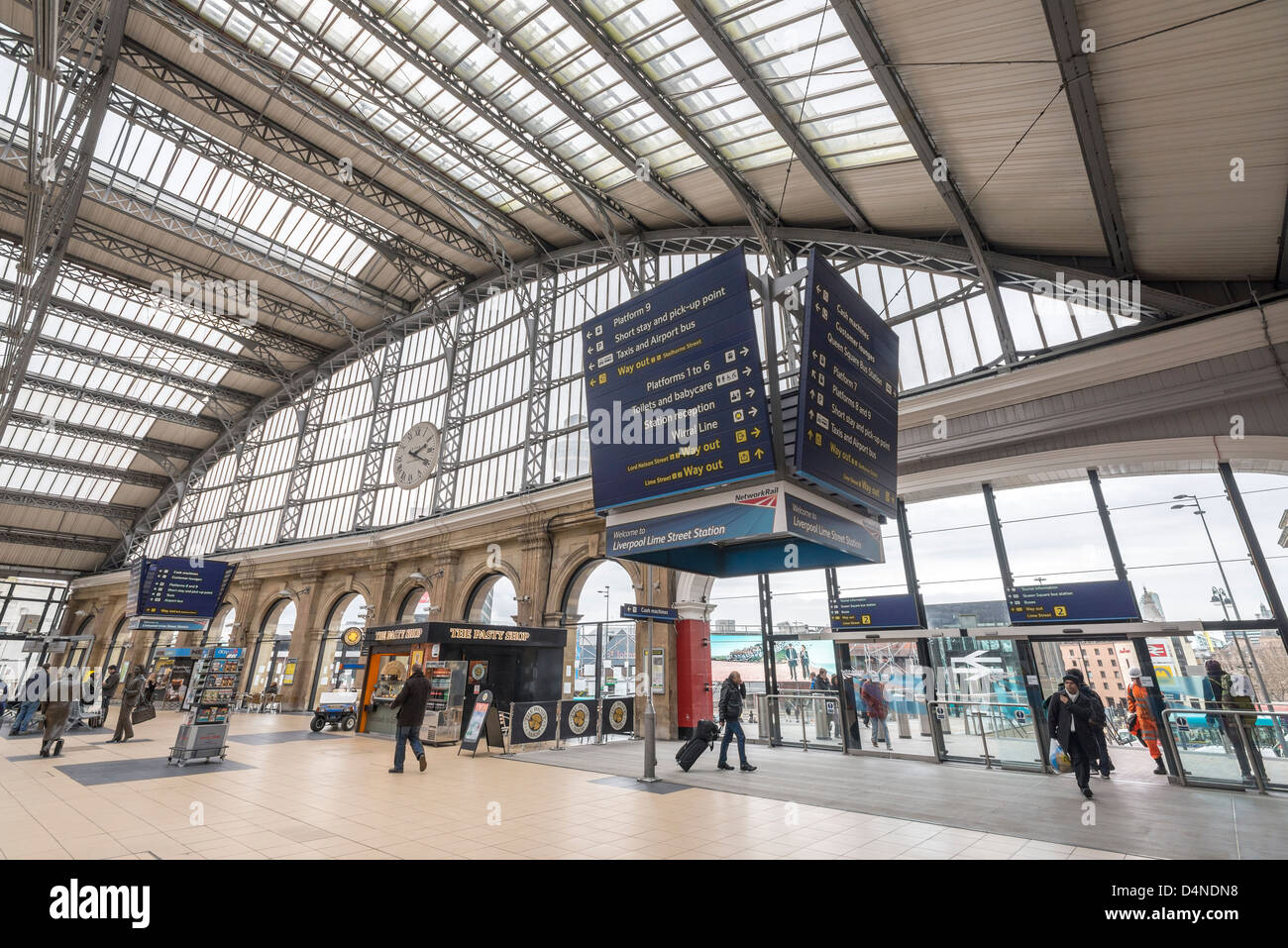 Lime Street station Liverpool. Part of the main concourse Stock Photo ...
