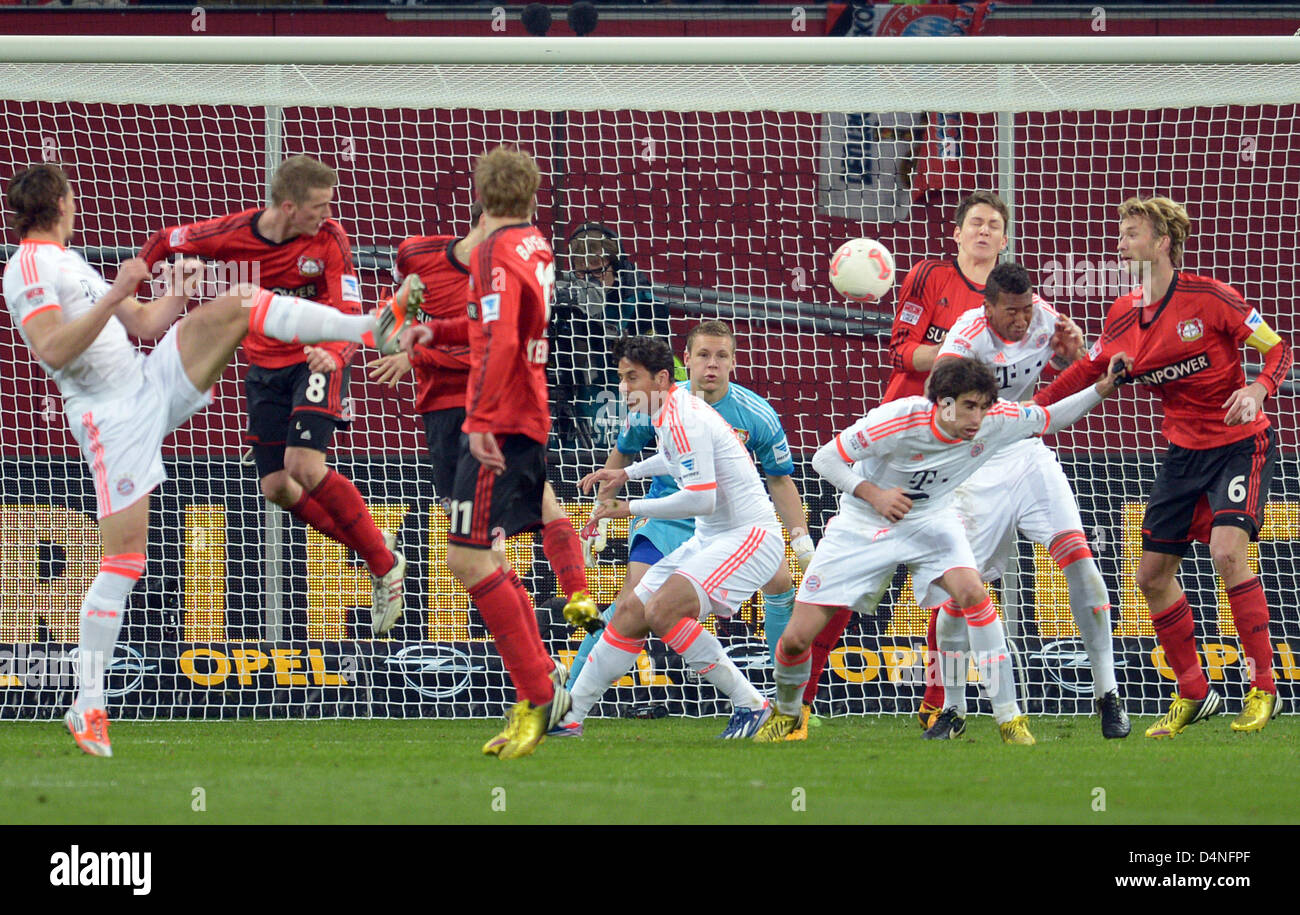 Leverkusen's Philipp Wollscheid (3-R) scores the 2 to 1 victory goal ...