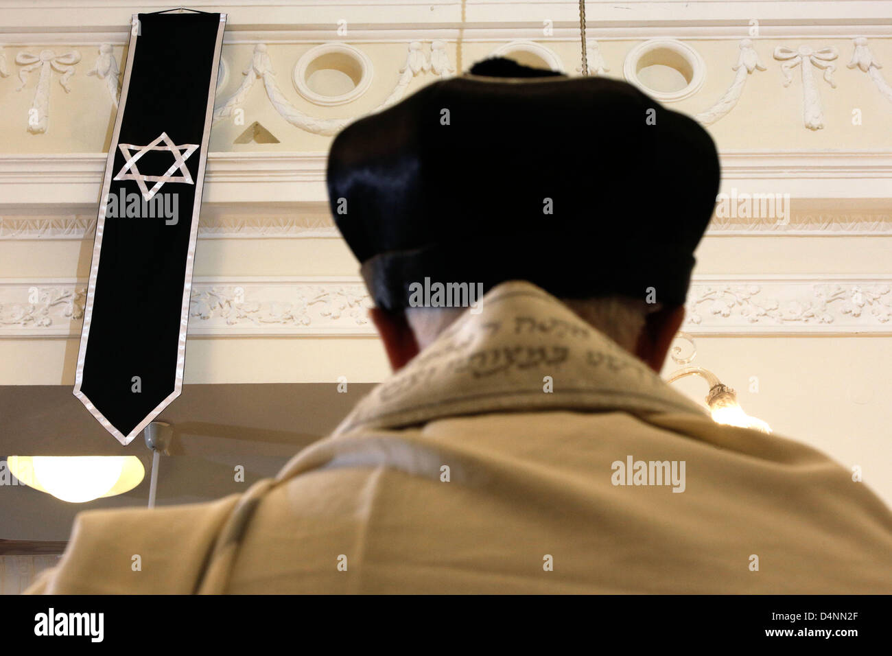 Greek Jews commemorate 70th anniversary of Auschwitz deportation. Greek ...