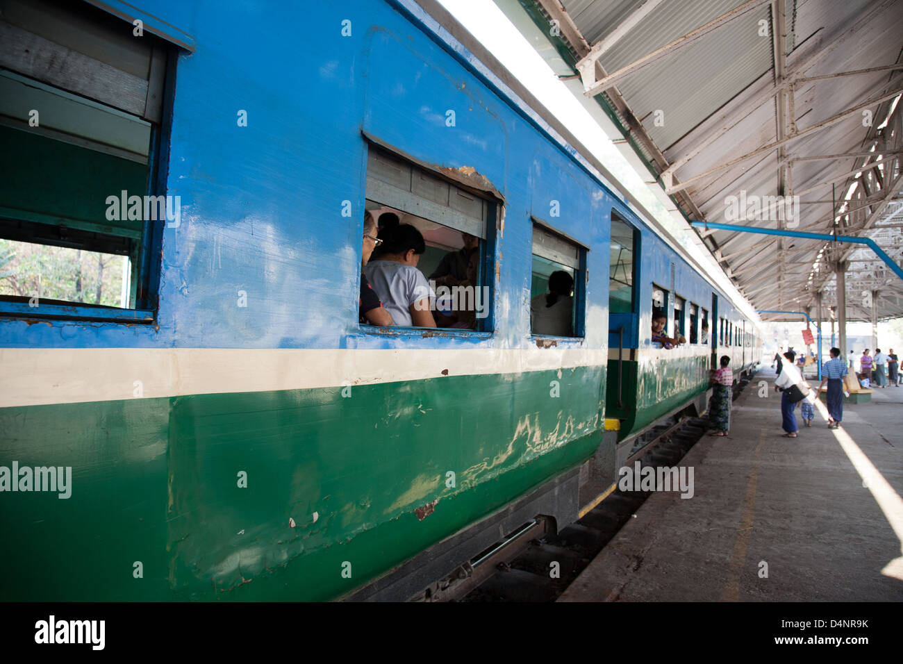 Circle line train standing platform hi-res stock photography and images ...