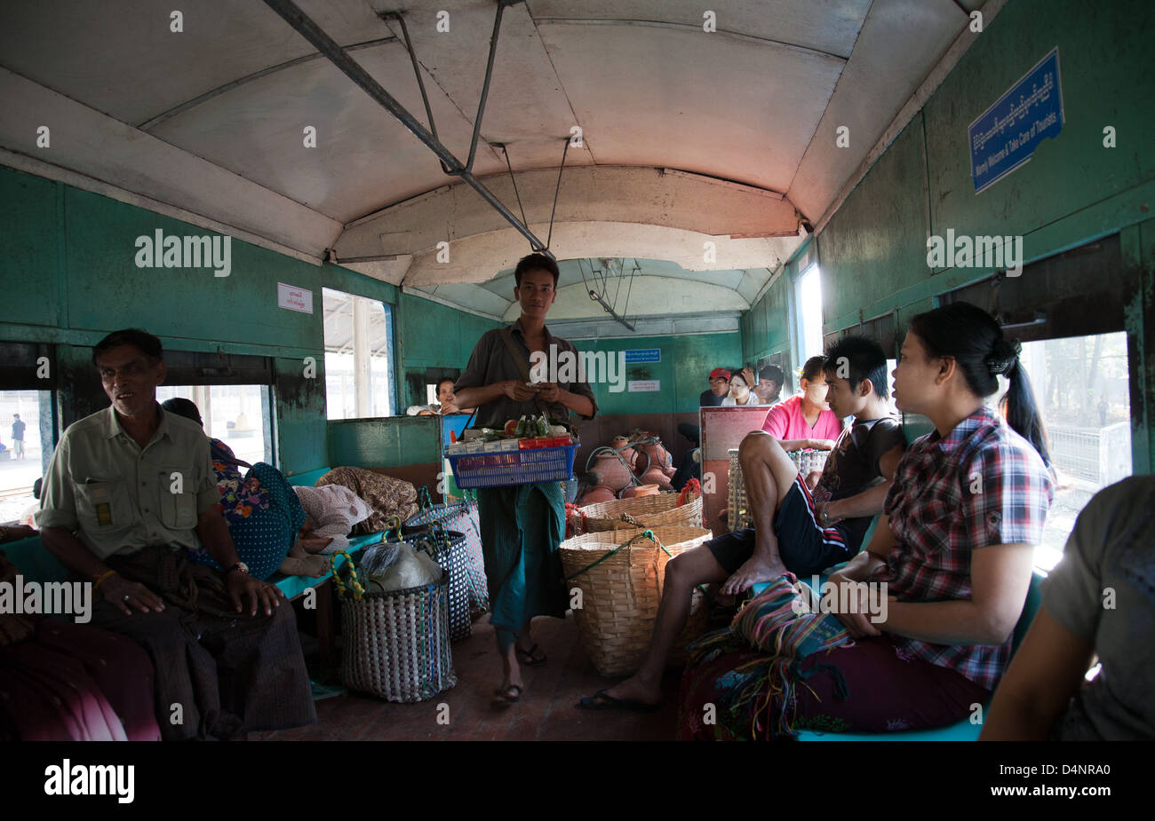 Circle line train hi-res stock photography and images - Alamy