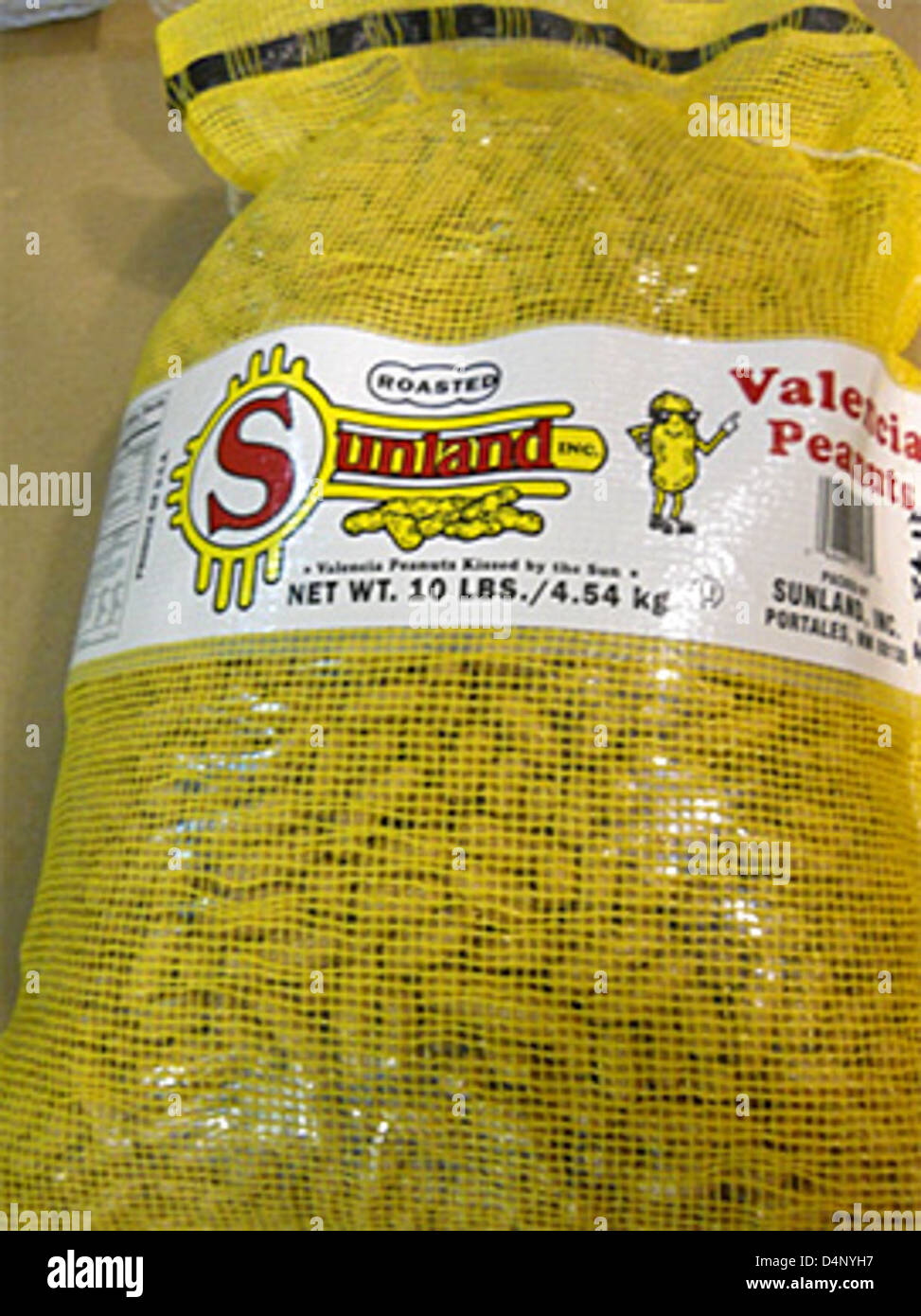 Valencia in shell peanuts hi-res stock photography and images - Alamy