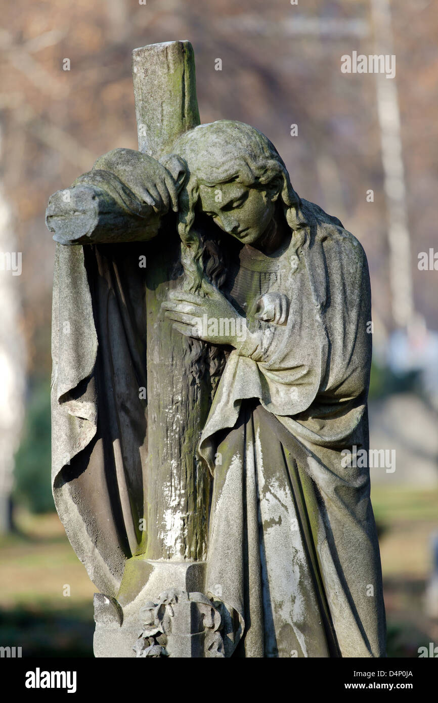 Grave with mourning female figure hi-res stock photography and images ...