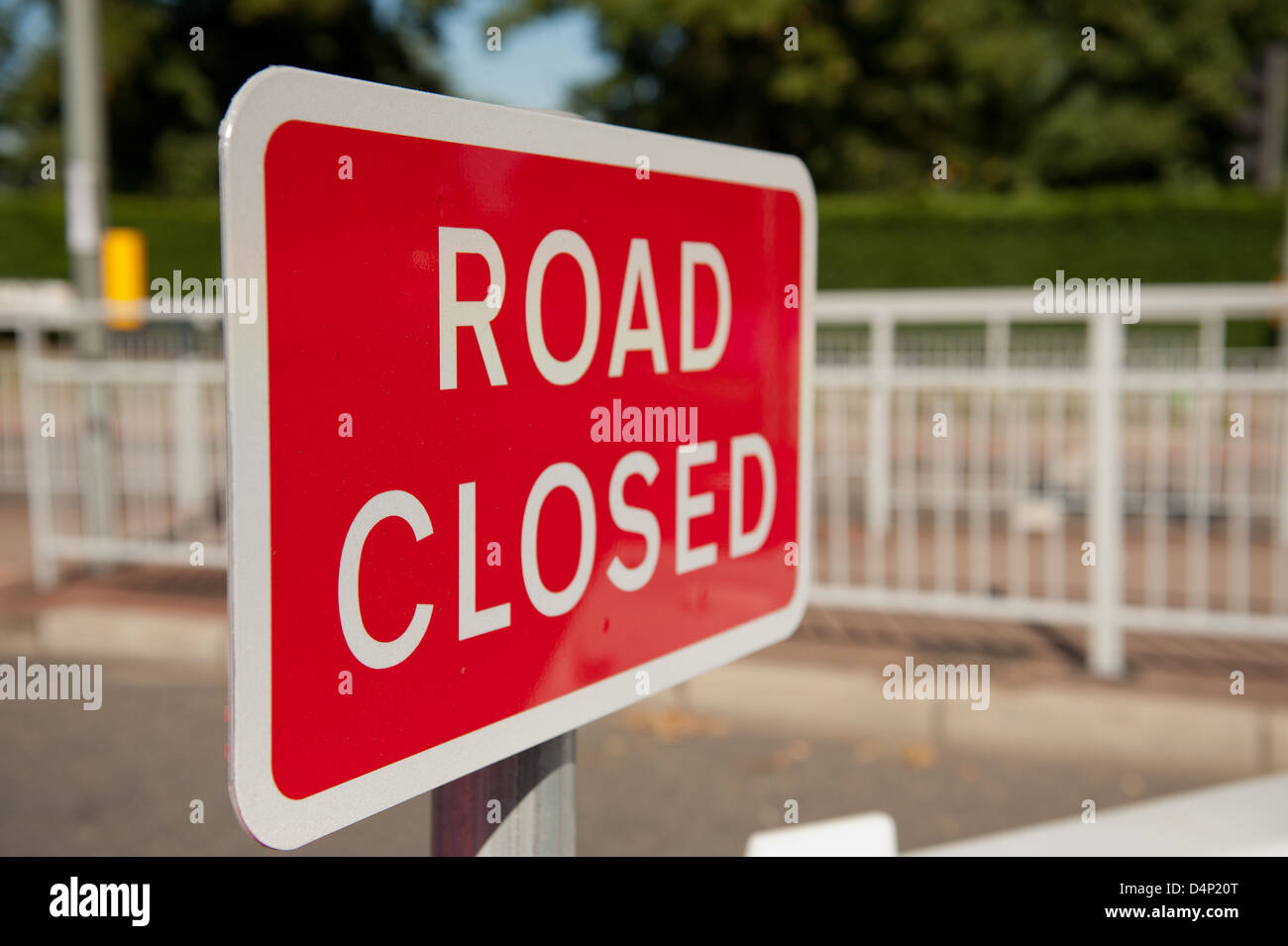 Red closed sign hi-res stock photography and images - Alamy