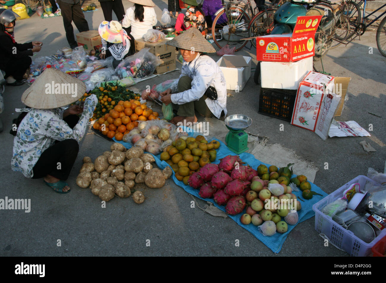 Hanoi shop vietnamese fruits potato Stock Photo - Alamy