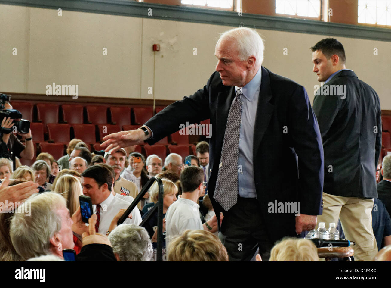 Senators John McCain shaking hands with supporters Stock Photo - Alamy