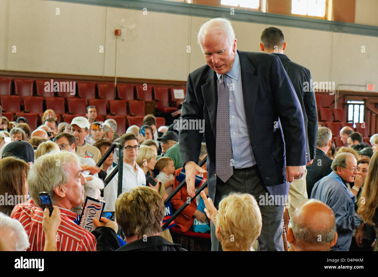 Senators John McCain shaking hands with supporters Stock Photo - Alamy
