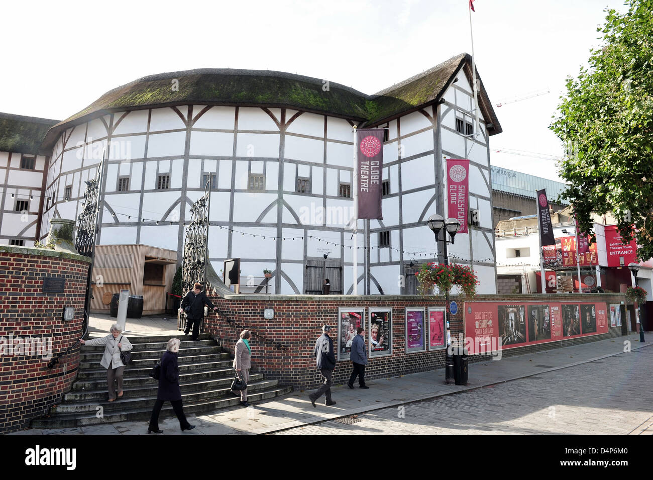 Elizabethan theatre globe theatre hi-res stock photography and images ...