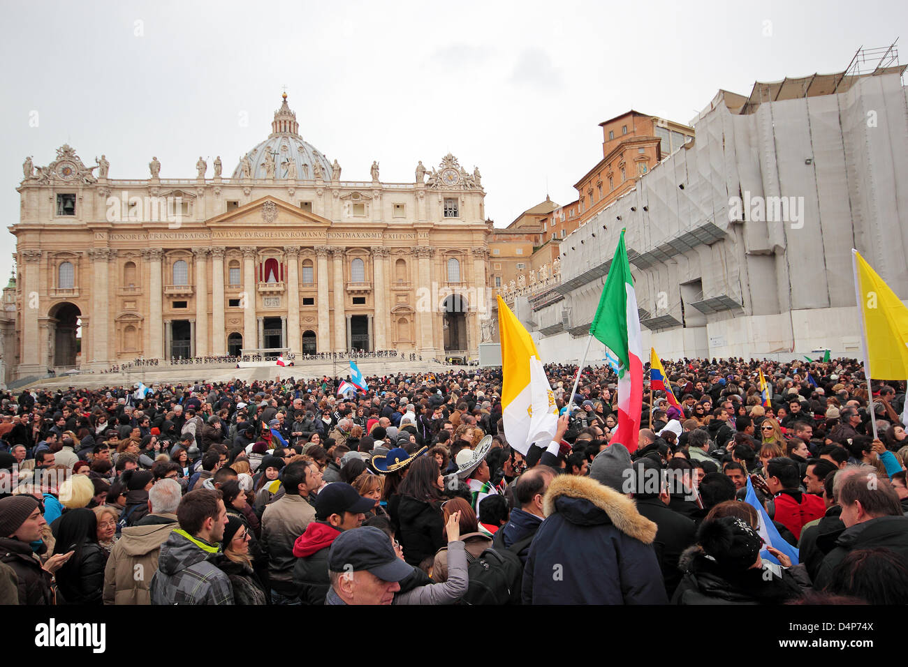 St. Peter Square, Vatican City, Rome, Italy. 17th March 2013: The crowd ...