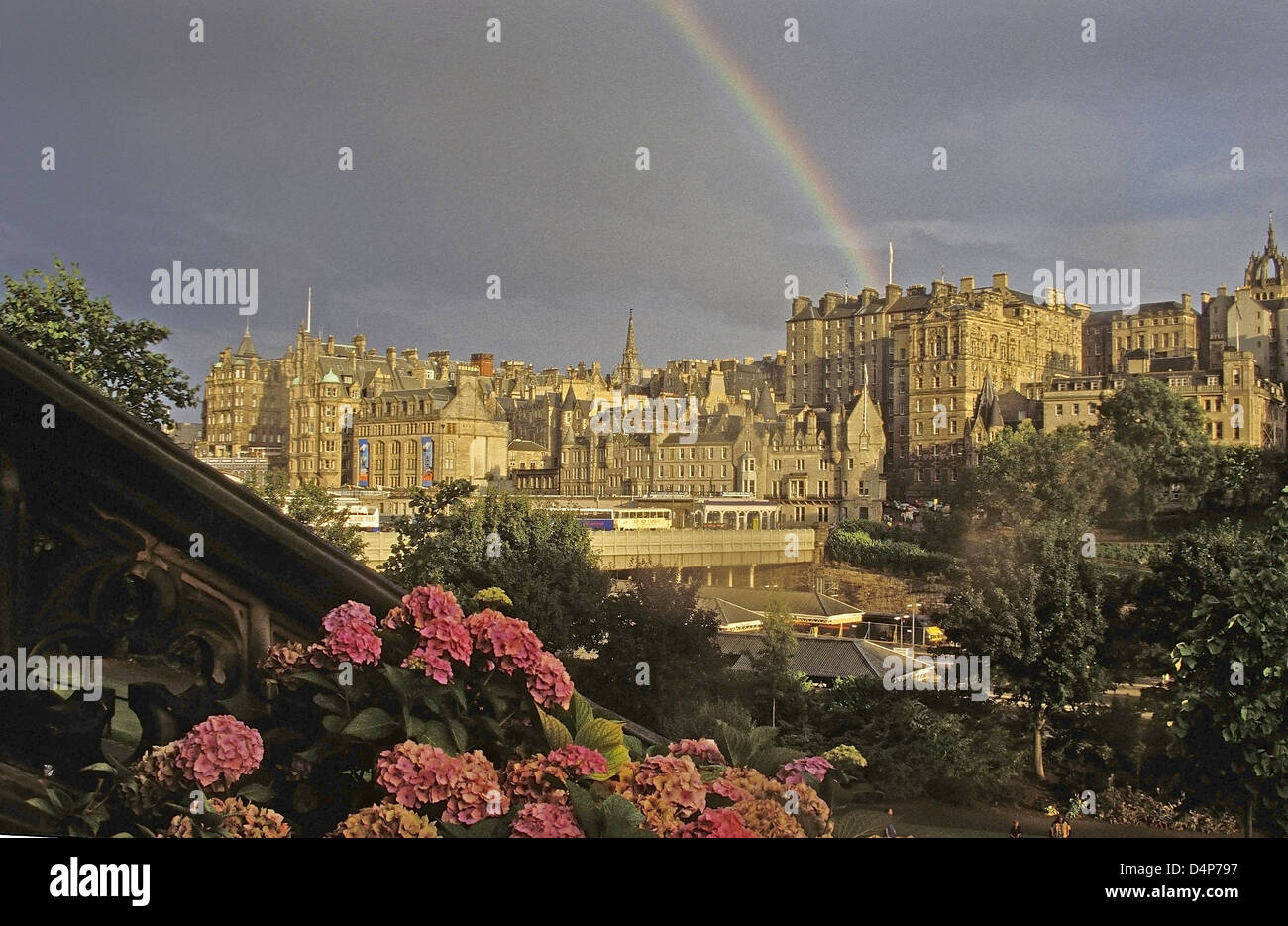 Lothian bus edinburgh castle hi-res stock photography and images - Alamy