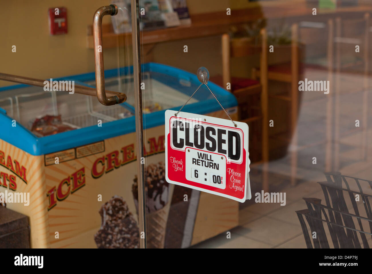 Store closed sign hi-res stock photography and images - Alamy