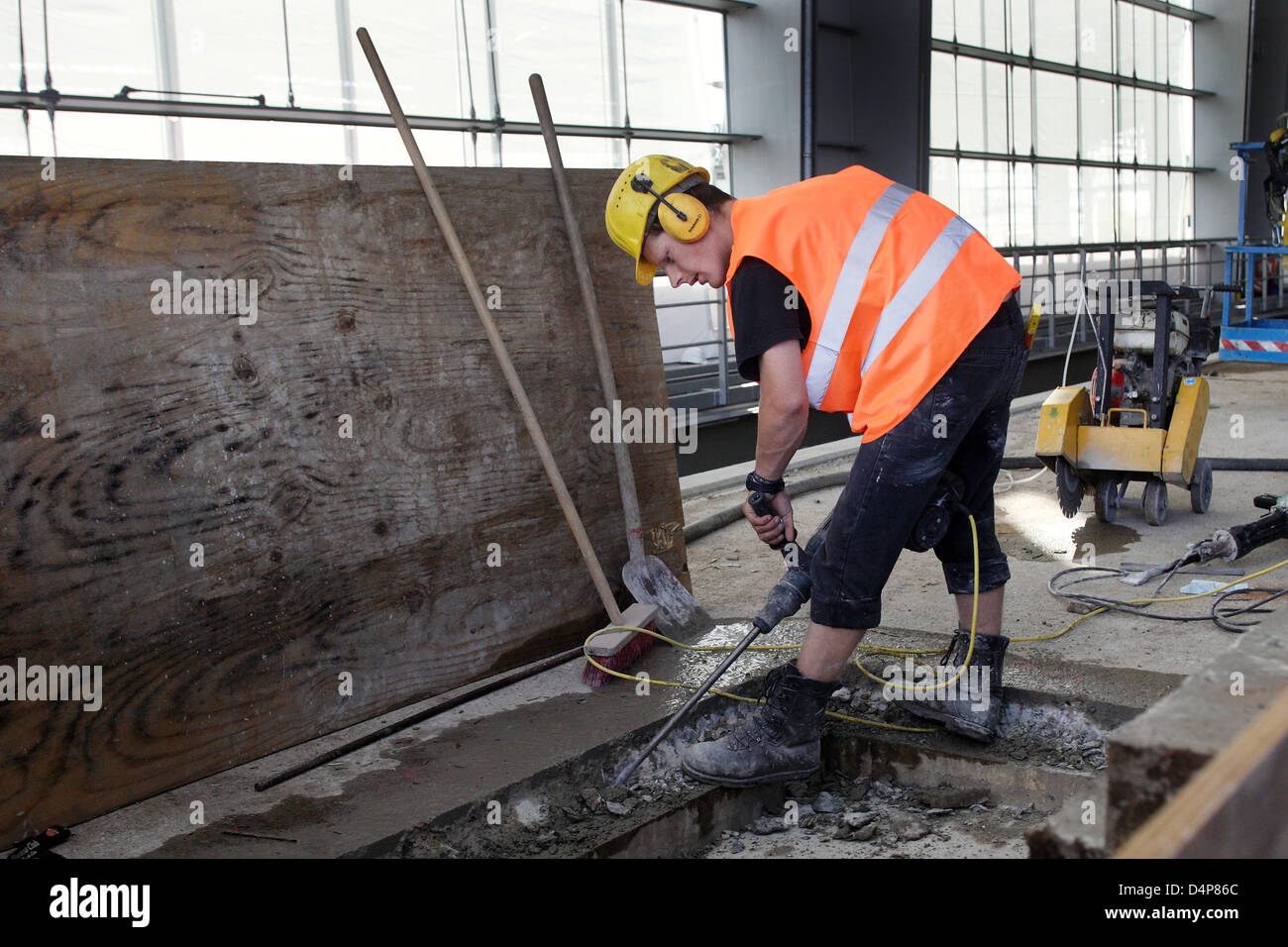 Berlin, Germany, Construction worker uses a jackhammer Stock Photo - Alamy
